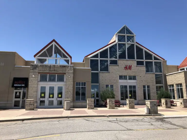 Shoplifters target two Manhattan Town Center stores - News Radio KMAN