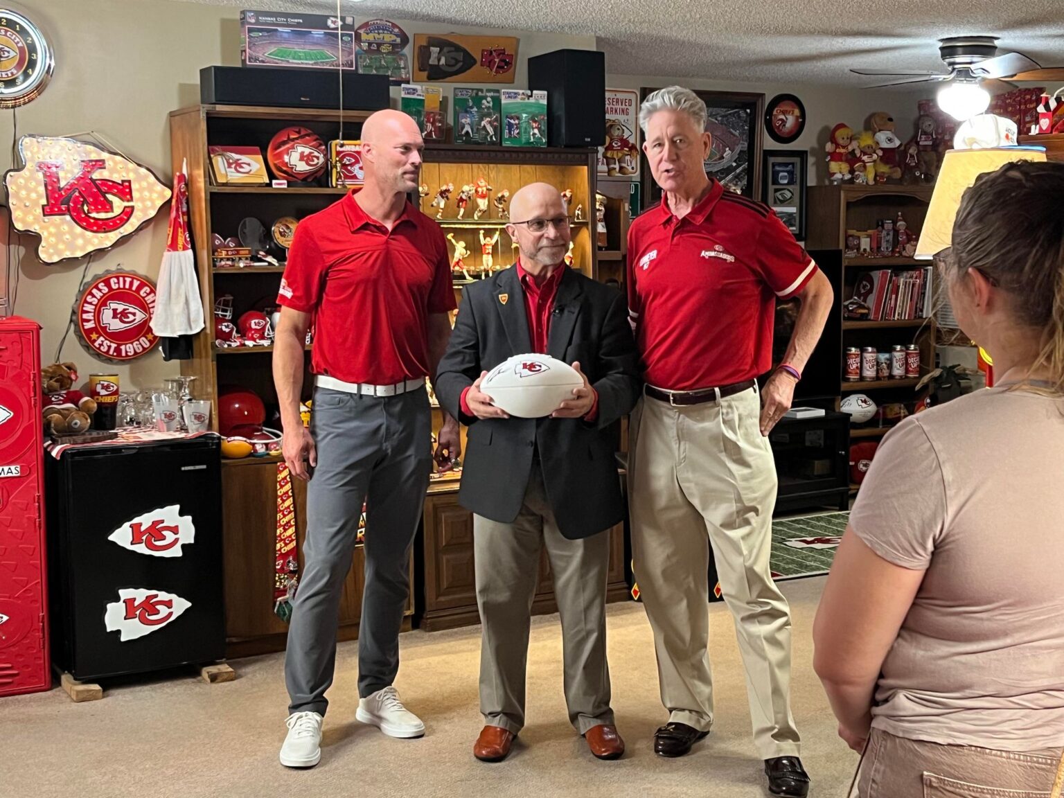 Hail to the Chiefseum: Former Chiefs celebrate Manhattan fan's ...